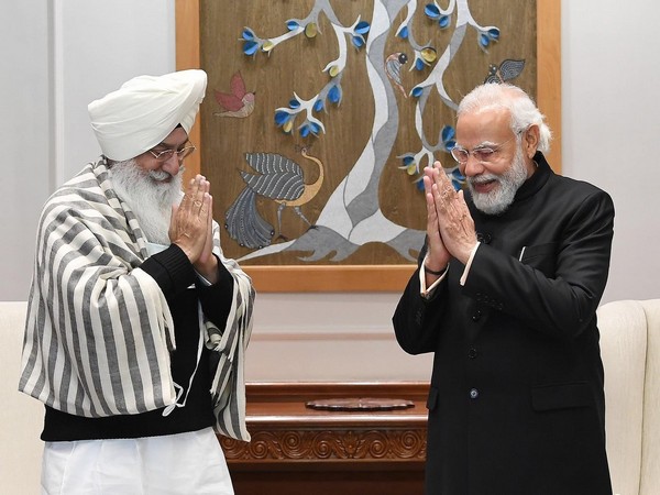 PM Modi meets Baba Gurinder Singh Dhillon of Radha Soami Satsang Beas