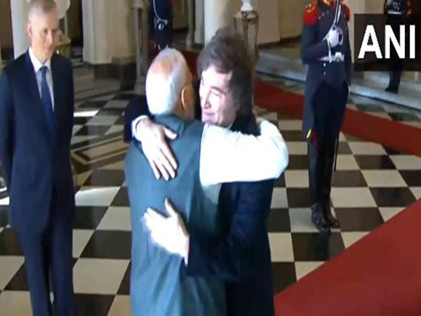PM Modi receives warm welcome, shares hug with Argentina's President ...