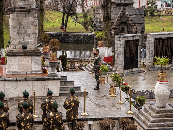 GOC Chinar Corps lays wreath at Chinar Corps War Memorial
