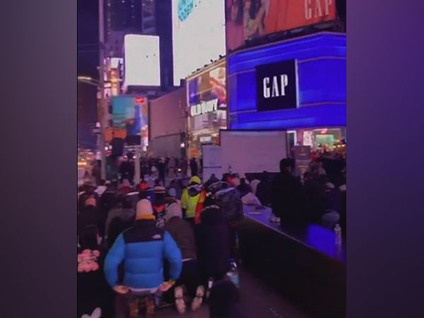 In a first, Muslims perform Taraweeh prayer at Times Square in US