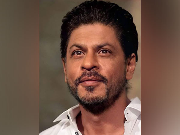 Shah Rukh Khan's latest picture from film set goes viral