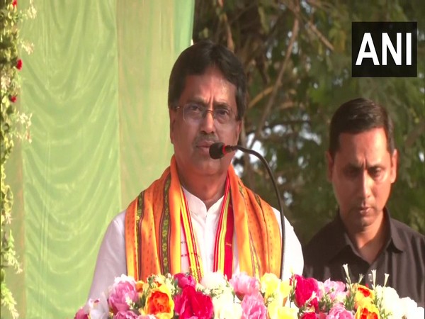 Tripura CM distributes kits, e-rickshaws