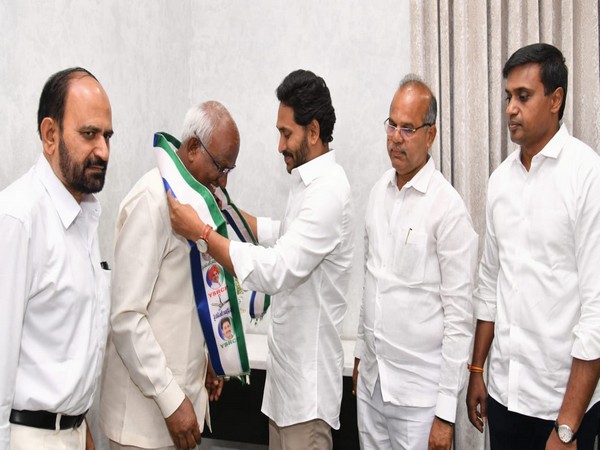 Andhra Pradesh: GV Srinath Reddy, other TDP leaders join YSR Congress Party