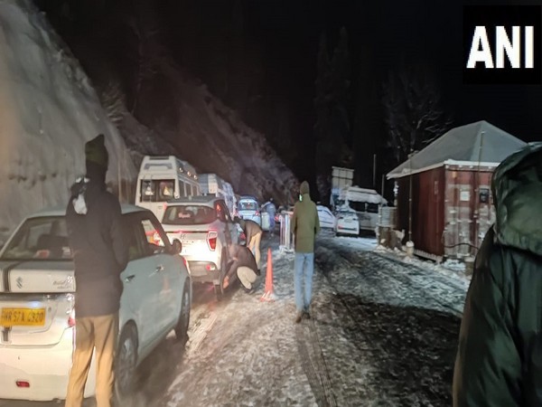 Himachal: Around 400 vehicles, stranded due to snowfall in Manali and Lahaul Spiti, rescued safely