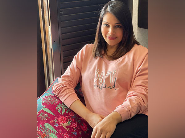 Here's how Bipasha Basu's mornings look like with daughter Devi