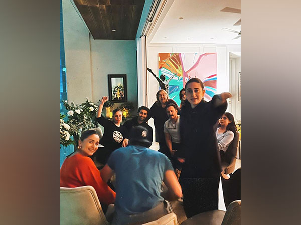 Alia, Ranbir, Kareena, Saif poses for "Fam Jam" pictures with Karisma