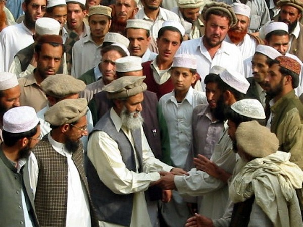 Pakistan: 3 injured as protesters scuffle with police over flour ...