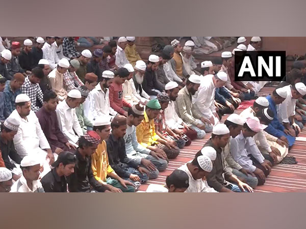 Delhi: Devotees offer prayers on last Friday of Ramzan at Jama Masjid