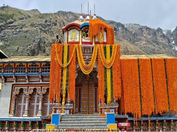 Decorated with 15 quintals of flowers Badrinath Dham portals to open on ...