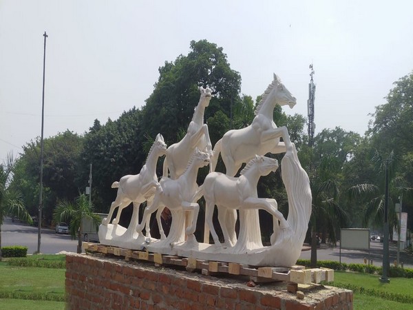 Delhi: Sculptures being installed at prominent sites for beautification