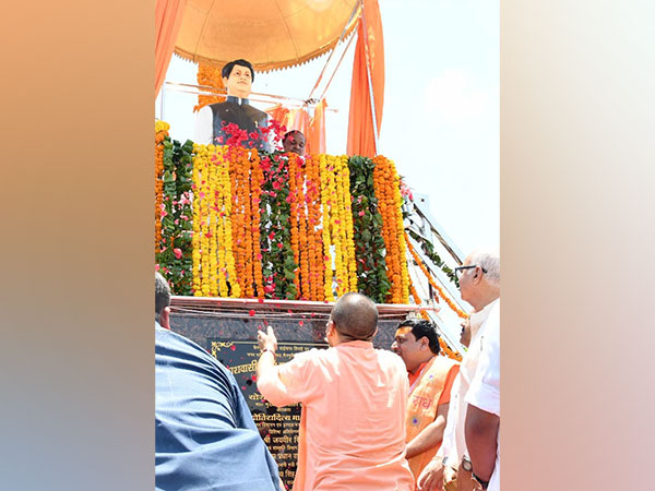 CM Yogi Adityanath unveils statue of Madhavrao Scindia in UP's Mainpuri