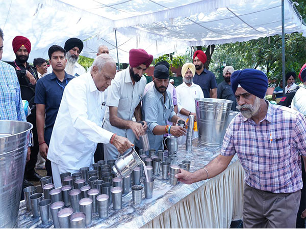 Punjab Raj Bhavan staff organise Chabeel, serve prasad to passersby