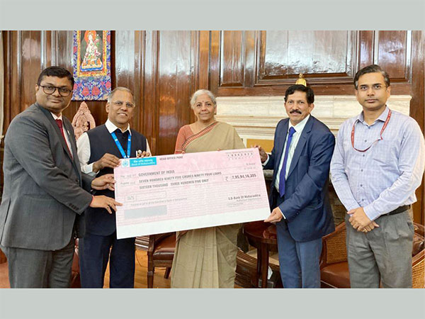 Bank of Maharashtra presents dividend cheque of Rs 795.94 crore to ...