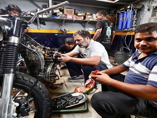 Cong leader Rahul Gandhi visits motorcycle mechanics' workshop in Delhi ...