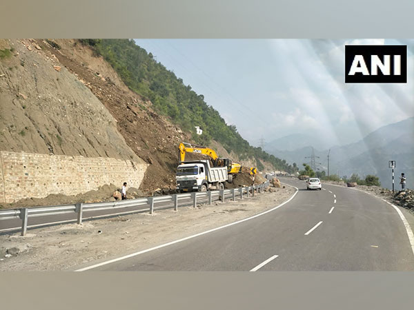 J-K: Landslide hits Jammu-Srinagar National Highway, road clearance work underway