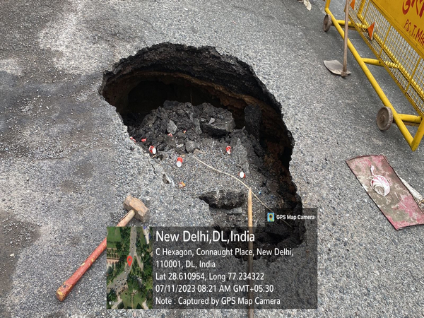 Road caves in near India Gate, affects traffic