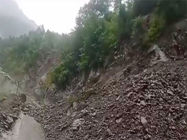 Uttarakhand: Roadblock near Chhinka after boulder rolls off hill