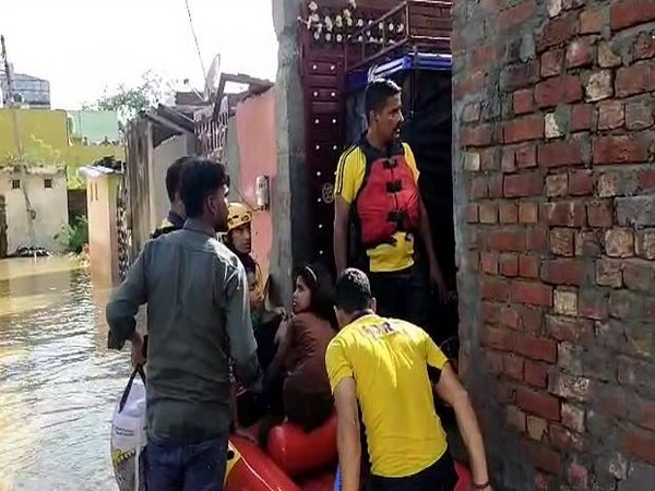 Uttarakhand flood: SDRF safely rescues pregnant woman, sick child from ...