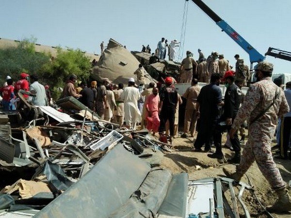 Pakistan: 20 dead, 80 injured after 10 coaches of Hazara Express derail ...