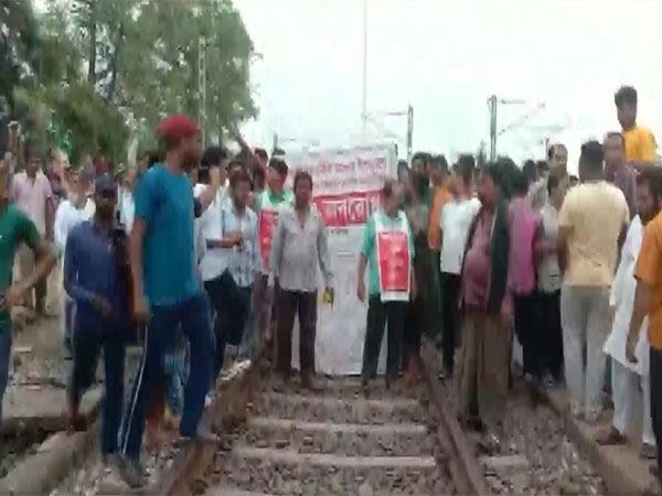 West Bengal: Protestors block Birbhum's Murarai railway station