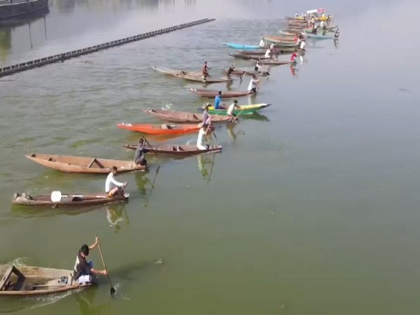 Shikara Race on Dal Lake draws large number of locals, tourists