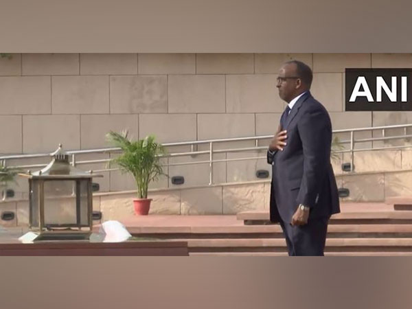 Cabinet Secretary for Kenya’s Ministry of Defence lays wreath at National War Memorial in Delhi