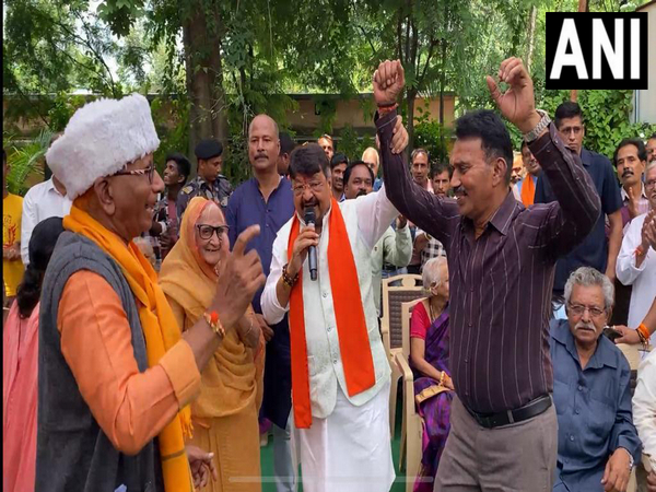 MP: BJP leaders, including Kailash Vijayvargiya celebrate Raksha Bandhan at Vridh Ashram in Indore