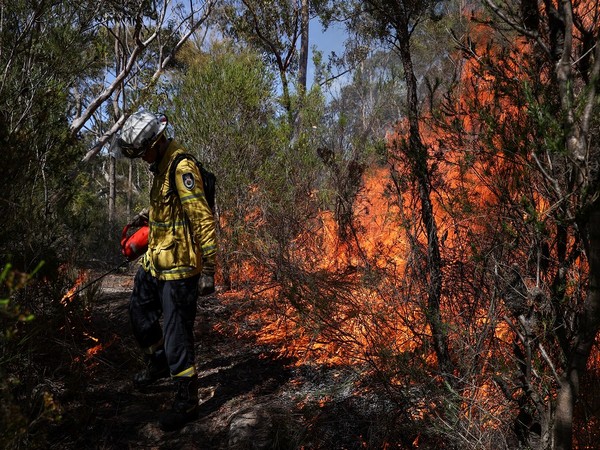 Huge bushfire raging in central Australia comes close to popular ...
