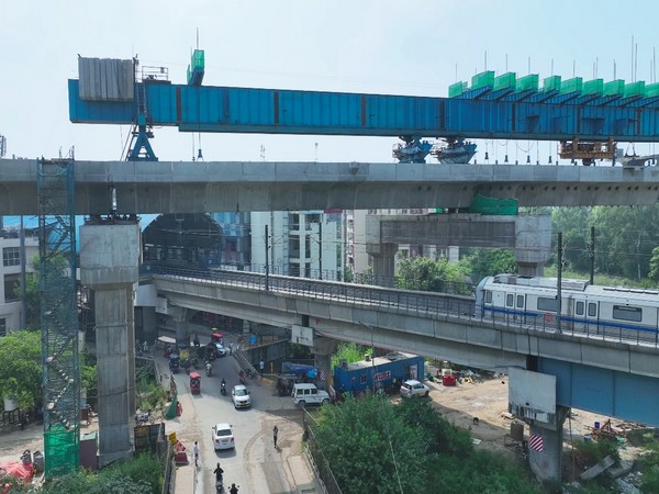 RRTS viaduct constructs crossing over Delhi Metro's Blue Line at New ...