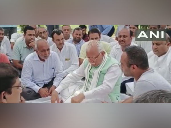 CM Khattar meets family of Major Dhonchak killed in Anantnag encounter ...