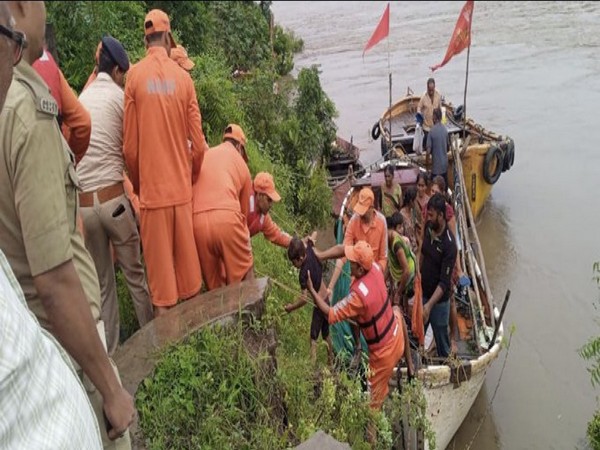 Heavy rains in Gujarat: NDRF personnel rescue over 100 people from Bharuch village