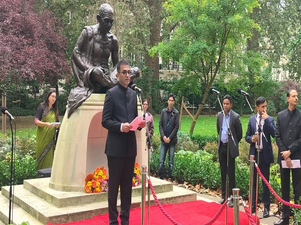 London: CJI Chandrachud, Indian envoy Doraiswami pay tribute to Mahatma ...