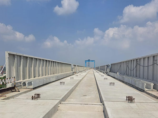 First reinforced concrete track bed construction begins for Mumbai ...