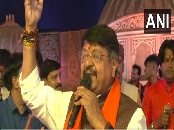 BJP leader Kailash Vijayvargiya sings devotional songs at Navratri fest in Indore