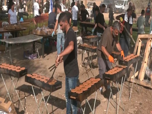 Volunteers serve soldiers through open kitchens, salons in war zone ...