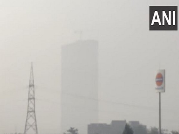 UP: Thick layer of smog covers Noida, AQI remains in 'very poor' category