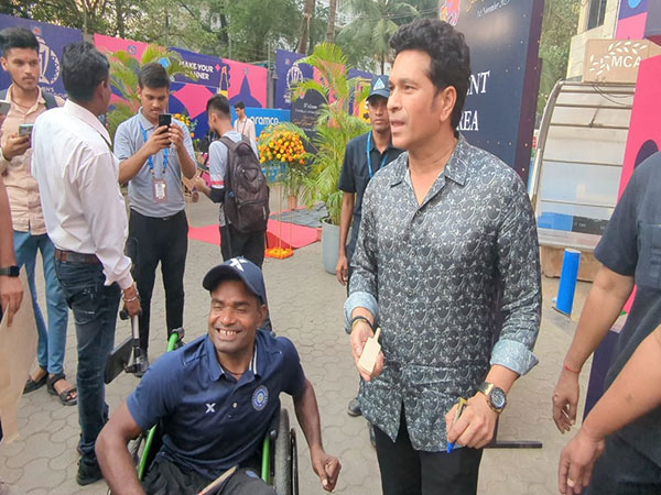 Sachin shares special moment with diehard fan as Wankhede gets statue ...