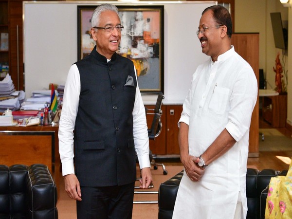 MoS Muraleedharan meets Mauritius Prime Minister Pravind Jugnauth