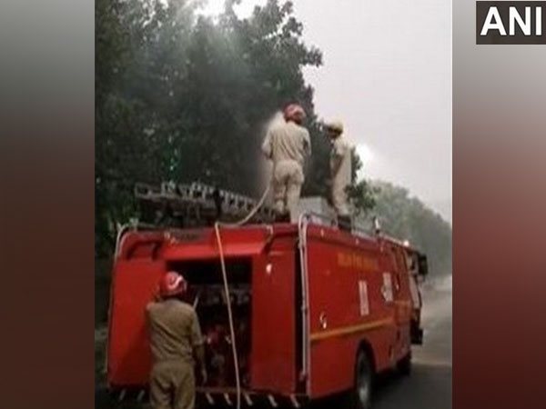 Delhi Fire Services starts spraying water to curb pollution