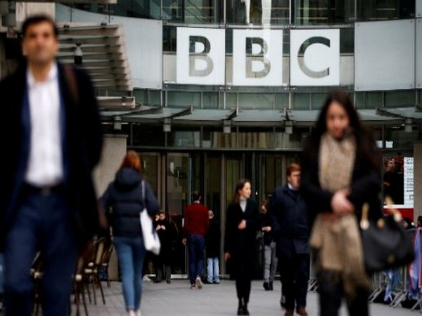 Caught on air: BBC News anchor makes 'inappropriate' gesture at start ...