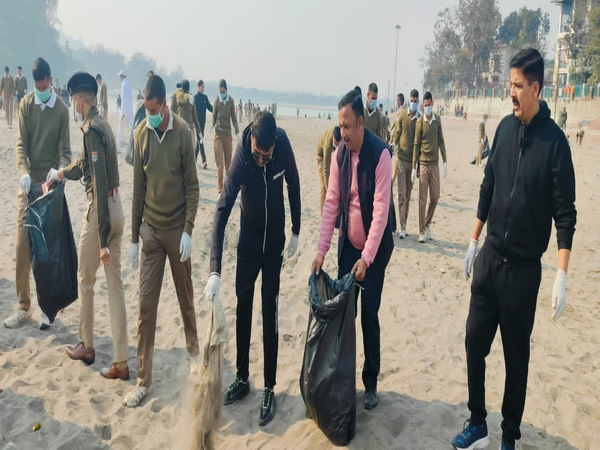 Uttarakhand: Doon police conducts cleanliness drive in Rishikesh