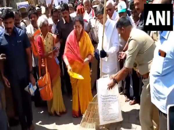 Responding to PM Modi's cleanliness call, TN Governor RN Ravi picks up ...