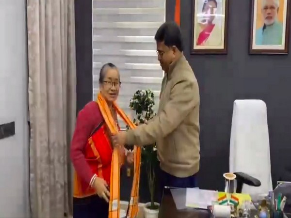 Tripura: CM Saha honours Shwal Weaver Rekha Chakma for being awarded ...