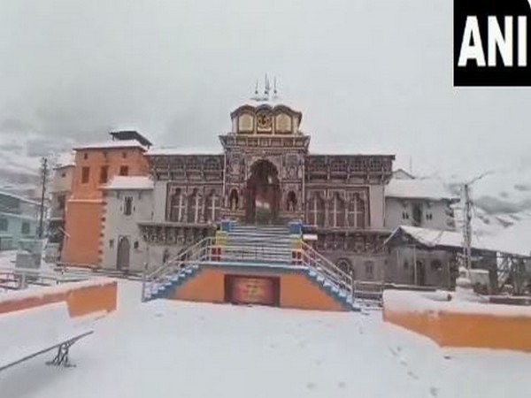 Uttarakhand: Badrinath Dham receives heavy snowfall