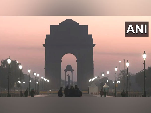 Thin layer of fog blankets Delhi; IMD predicts light rain on Sunday