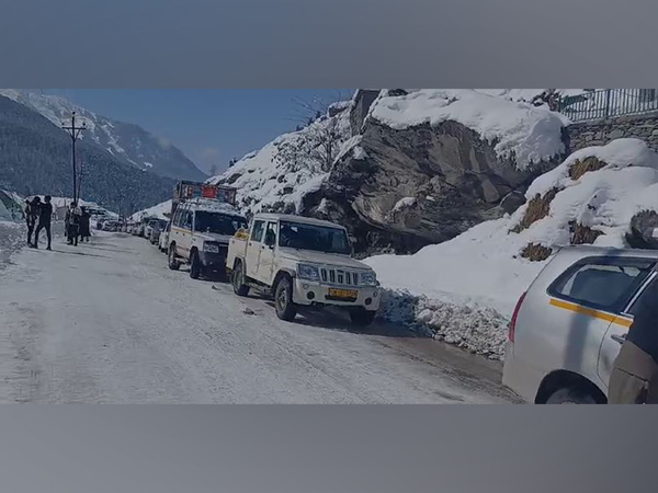 Uttarakhand: SDRF rescues 25 people stranded due to snow in Dehradun