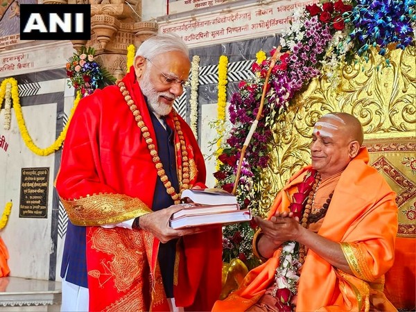 PM Modi seeks blessing from Dwarka Shankaracharya Swami Sadanand ...