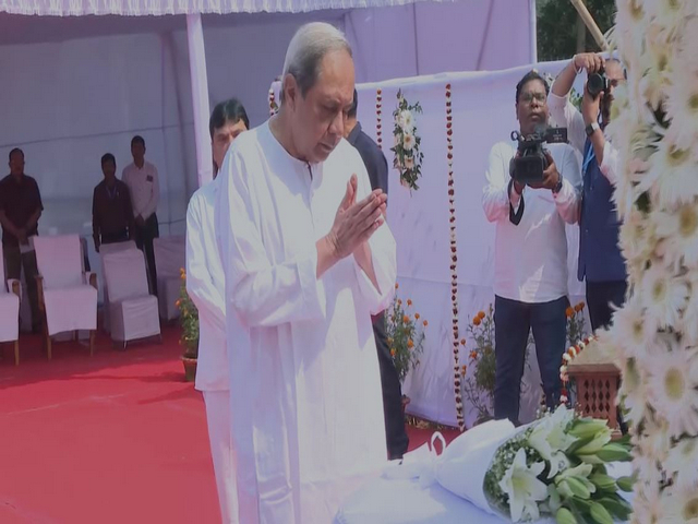 Odisha CM Naveen Patnaik pays floral tribute to father Biju Patnaik on ...
