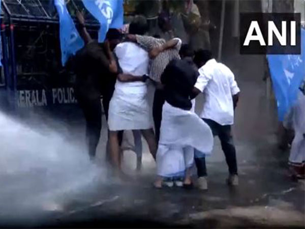 Kerala Students Union demands CBI inquiry into student's death, stages ...