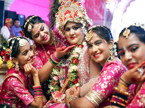 'Made in India' Holi celebrations this year; traders, consumers boycott ...